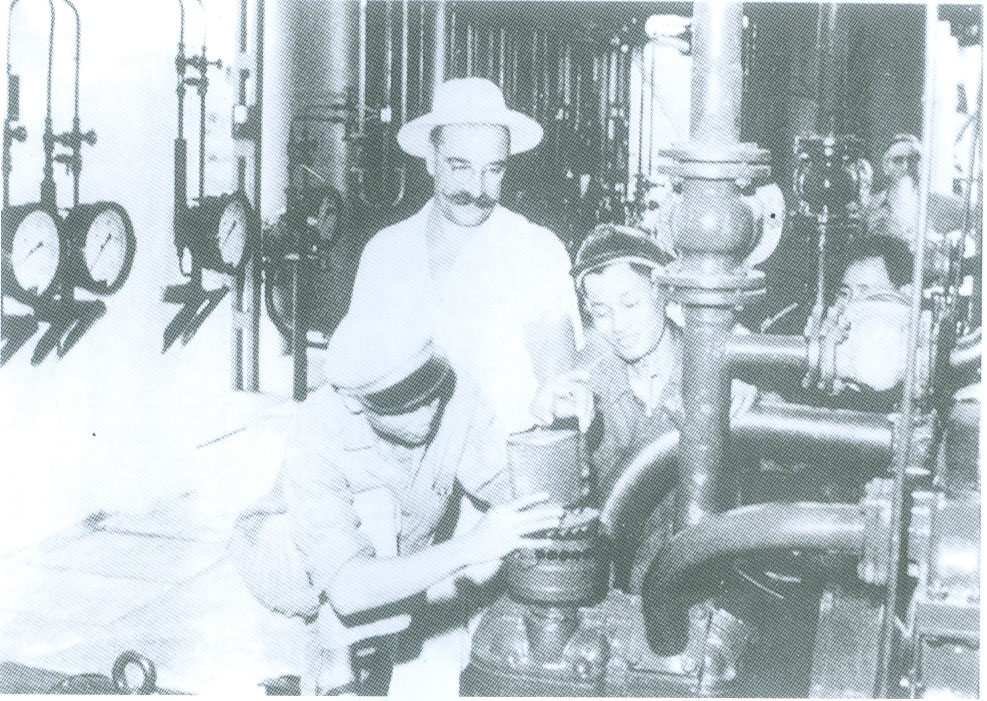 Chuyên gia Liên Xô HD CN VN lắp và hiệu chỉnh máy - Nhà Truyền Thống ...